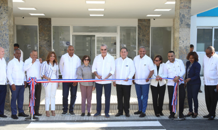 Abinader inaugura remozado hospital en Baní y anuncia nuevas ...