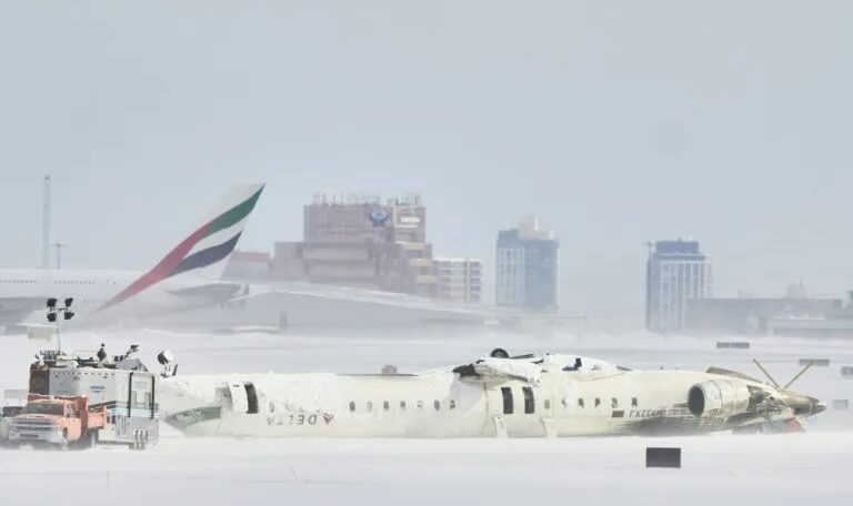 Avión de Delta se volcó al aterrizar en Toronto: TSB investiga las ...
