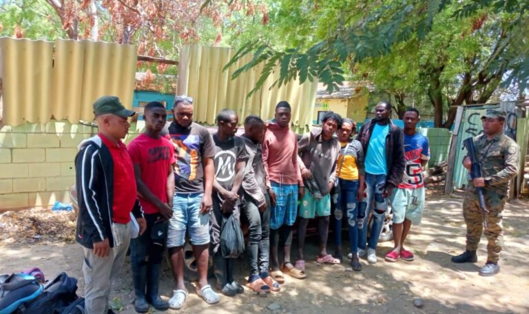 Detienen a dos hombres por tráfico de haitianos indocumentados en San ...