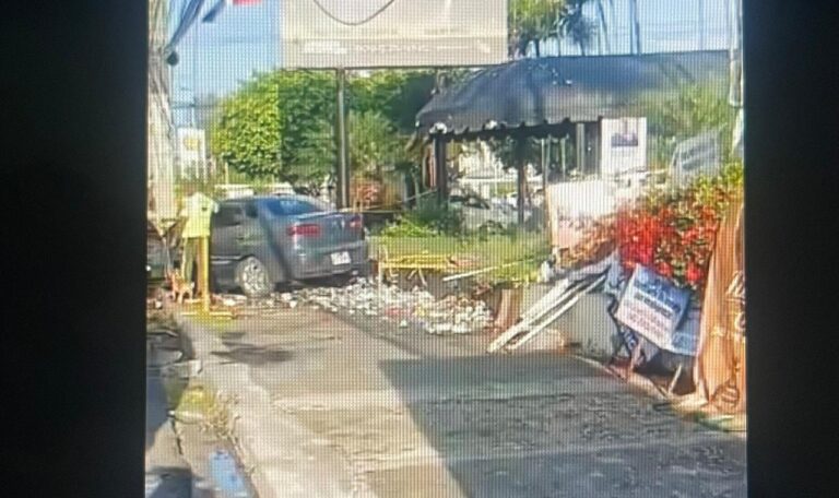 Mujer pierde el control de su automóvil y choca contra altar frente al Jet Set - Debate