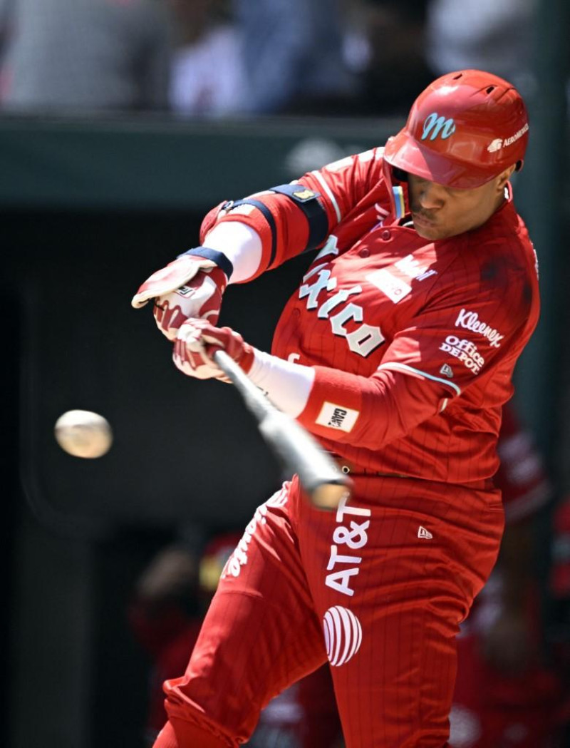 Robinson Canó rompe barrera de los 100 hits en temporada 2025