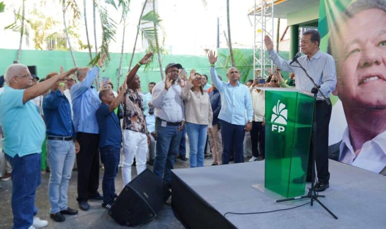 Leonel Fernández juramenta exdirigentes del PLD en Peravia para Fuerza ...
