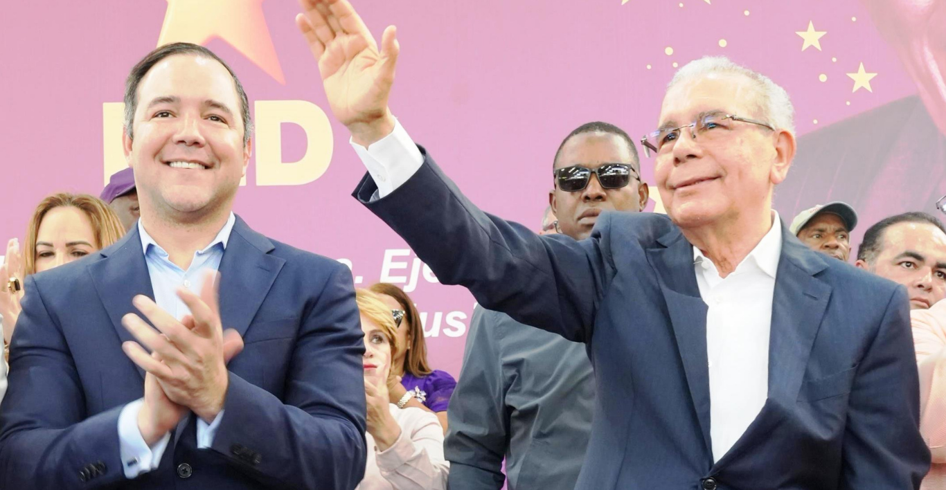 Danilo Medina, presidente del PLD; y Johnny Pujols, Secretario General ...