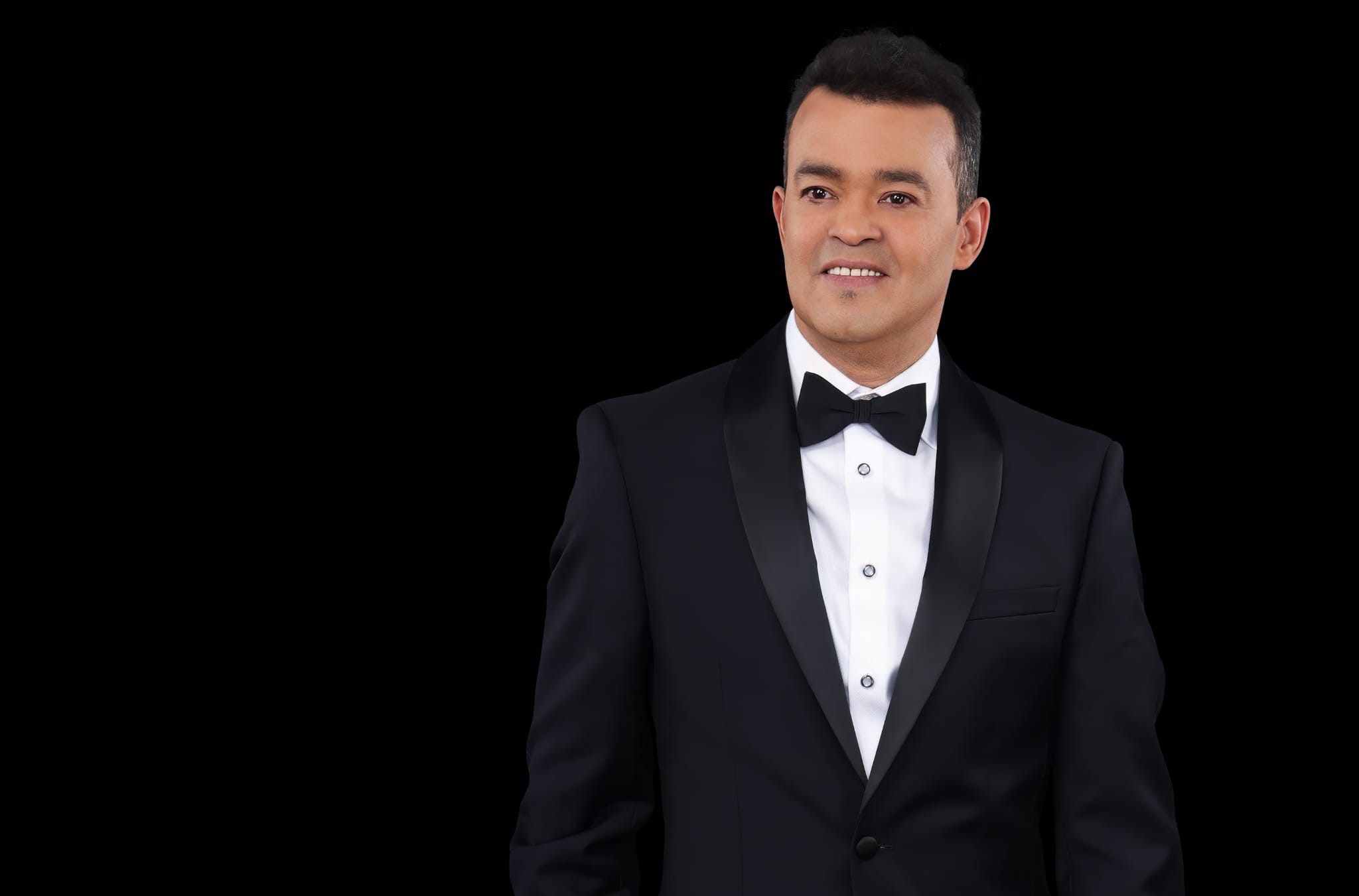 Alex Bueno revela que fue operado de un tumor cerebral cancerígeno