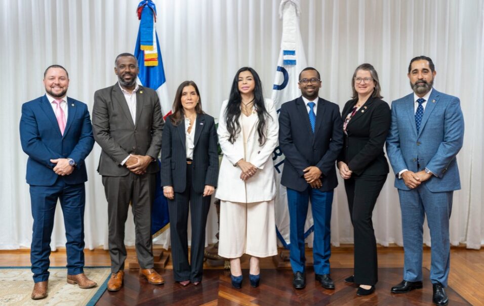 Procuradora General recibe a embajadora de EE. UU. para tratar ...