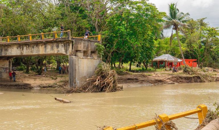 Gobierno ordena reconstrucción de puente derrumbado sobre el río Camú y ...